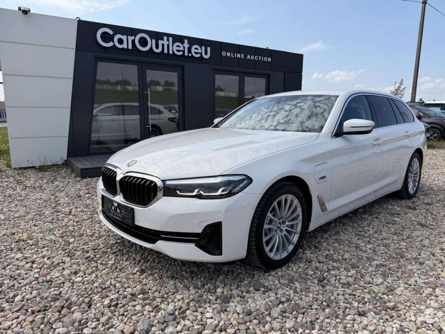 White BMW 530 2021 in Vilnius, with an engine capacity of 2.00 L and mileage of 176 thousand km for 21296 €, photo 1 on AUTOMOTO.COM.LV