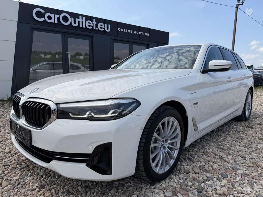 White BMW 530 2021 in Vilnius, with an engine capacity of 2.00 L and mileage of 176 thousand km for 21296 €, photo 3 on AUTOMOTO.COM.LV