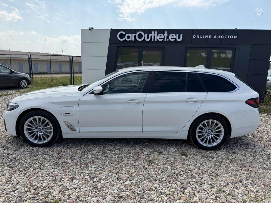 White BMW 530 2021 in Vilnius, with an engine capacity of 2.00 L and mileage of 176 thousand km for 21296 €, photo 4 on AUTOMOTO.COM.LV