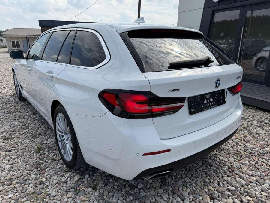 White BMW 530 2021 in Vilnius, with an engine capacity of 2.00 L and mileage of 176 thousand km for 21296 €, photo 5 on AUTOMOTO.COM.LV
