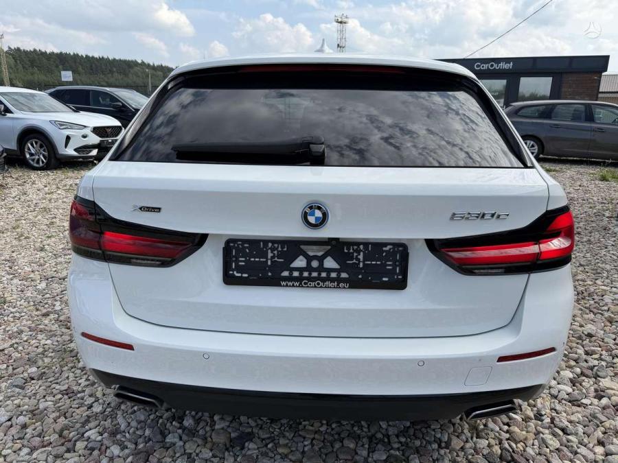 White BMW 530 2021 in Vilnius, with an engine capacity of 2.00 L and mileage of 176 thousand km for 21296 €, photo 6 on AUTOMOTO.COM.LV