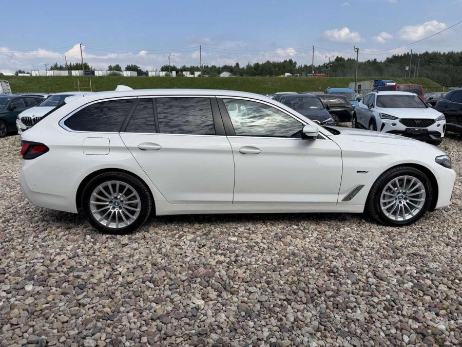 White BMW 530 2021 in Vilnius, with an engine capacity of 2.00 L and mileage of 176 thousand km for 21296 €, photo 8 on AUTOMOTO.COM.LV