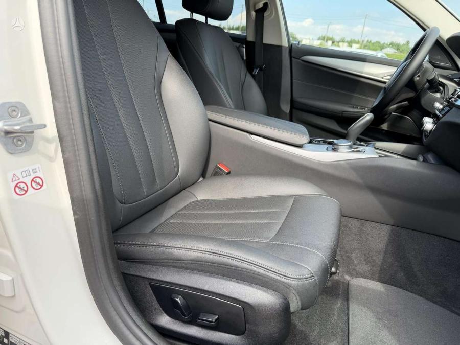 White BMW 530 2021 in Vilnius, with an engine capacity of 2.00 L and mileage of 176 thousand km for 21296 €, photo 12 on AUTOMOTO.COM.LV