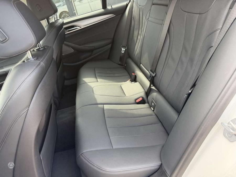 White BMW 530 2021 in Vilnius, with an engine capacity of 2.00 L and mileage of 176 thousand km for 21296 €, photo 16 on AUTOMOTO.COM.LV