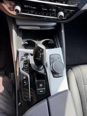 White BMW 530 2021 in Vilnius, with an engine capacity of 2.00 L and mileage of 176 thousand km for 21296 €, photo 21 on AUTOMOTO.COM.LV
