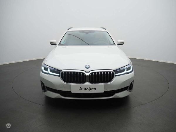 White BMW 530 2022 in Vilnius, with an engine capacity of 2.00 L and mileage of 57 thousand km for 35900 €, photo 2 on AUTOMOTO.COM.LV