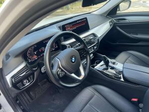 Balts BMW 530 2022 Telšiai, ar dzinēja tilpumu 2.99 L un nobraukumu 84 tūkst. km par 29220 €, foto 23 vietnē AUTOMOTO.COM.LV