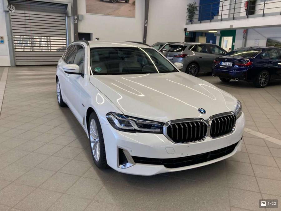 White BMW 530 2022 in Vilnius, with an engine capacity of 2.00 L and mileage of 62 thousand km for 28500 €, photo 1 on AUTOMOTO.COM.LV
