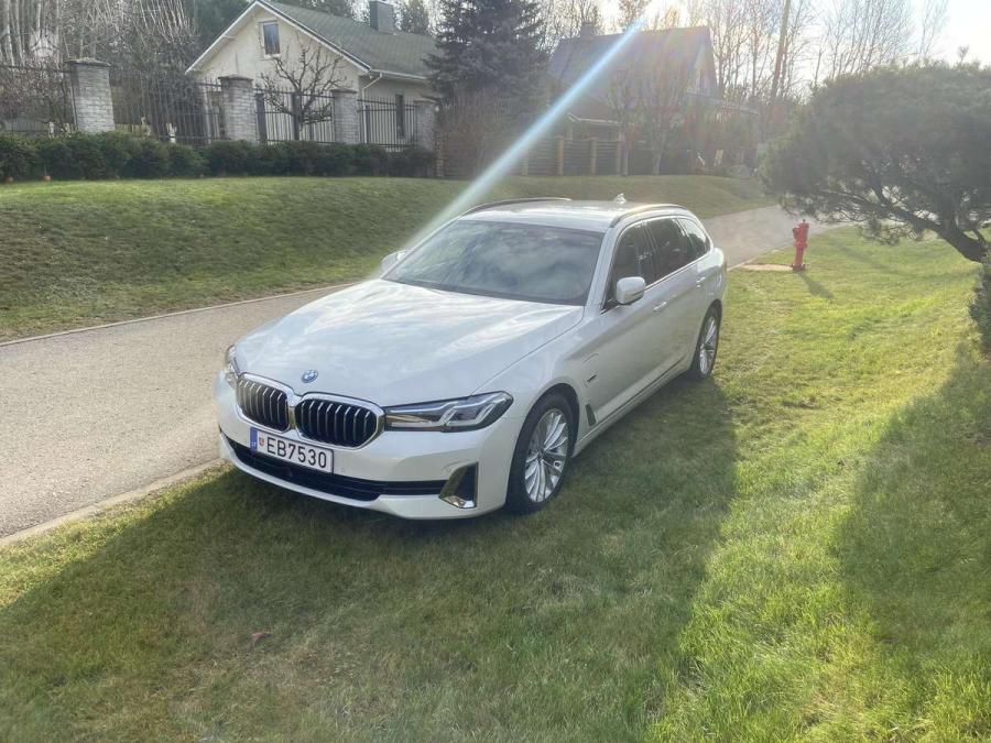 White BMW 530 2022 in Vilnius, with an engine capacity of 2.00 L and mileage of 62 thousand km for 28500 €, photo 6 on AUTOMOTO.COM.LV