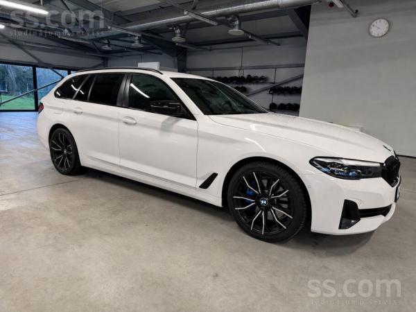 White BMW 530 2022 in Riga, with an engine capacity of 3.00 L and mileage of 199 thousand km for 29990 €, photo 3 on AUTOMOTO.COM.LV