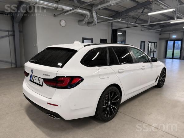 White BMW 530 2022 in Riga, with an engine capacity of 3.00 L and mileage of 199 thousand km for 29990 €, photo 4 on AUTOMOTO.COM.LV