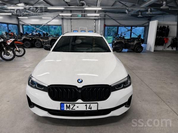 White BMW 530 2022 in Riga, with an engine capacity of 3.00 L and mileage of 199 thousand km for 29990 €, photo 8 on AUTOMOTO.COM.LV