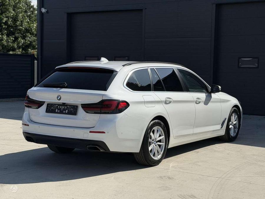 White BMW 530 2023 in Kaunas, with an engine capacity of 2.99 L and mileage of 138 thousand km for 15850 €, photo 1 on AUTOMOTO.COM.LV