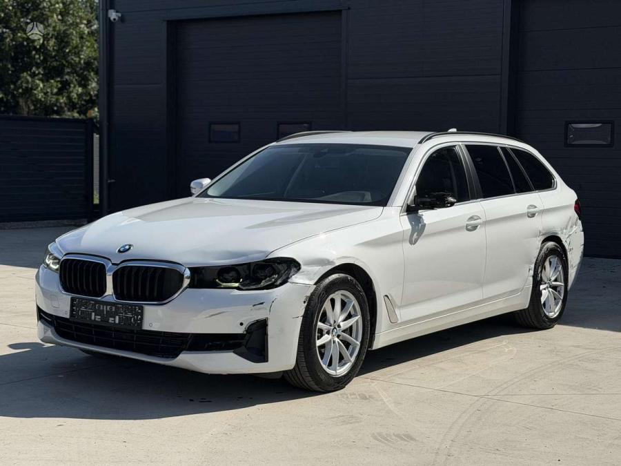White BMW 530 2023 in Kaunas, with an engine capacity of 2.99 L and mileage of 138 thousand km for 15850 €, photo 5 on AUTOMOTO.COM.LV