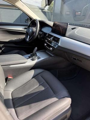 White BMW 530 2023 in Kaunas, with an engine capacity of 2.99 L and mileage of 138 thousand km for 15850 €, photo 8 on AUTOMOTO.COM.LV