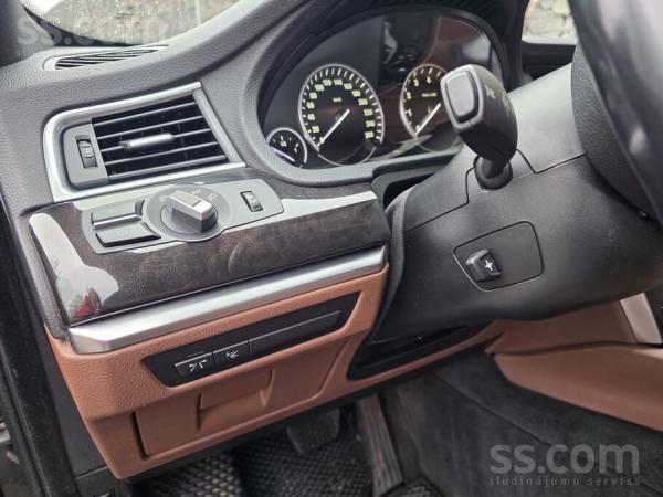 Black BMW 535 2010 in Jekabpils, with an engine capacity of 3.00 L and mileage of 257 thousand km for 8995 €, photo 9 on AUTOMOTO.COM.LV