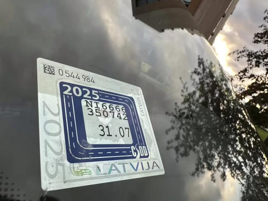 Black BMW 535 2010 in Riga, with an engine capacity of 3.50 L and mileage of 369 thousand km for 9990 €, photo 14 on AUTOMOTO.COM.LV
