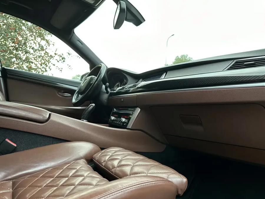 Black BMW 535 2010 in Riga, with an engine capacity of 3.50 L and mileage of 369 thousand km for 9990 €, photo 16 on AUTOMOTO.COM.LV