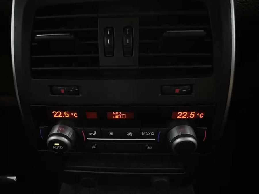 Black BMW 535 2010 in Riga, with an engine capacity of 3.50 L and mileage of 369 thousand km for 9990 €, photo 22 on AUTOMOTO.COM.LV