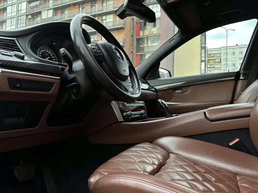 Black BMW 535 2010 in Riga, with an engine capacity of 3.50 L and mileage of 369 thousand km for 9990 €, photo 28 on AUTOMOTO.COM.LV