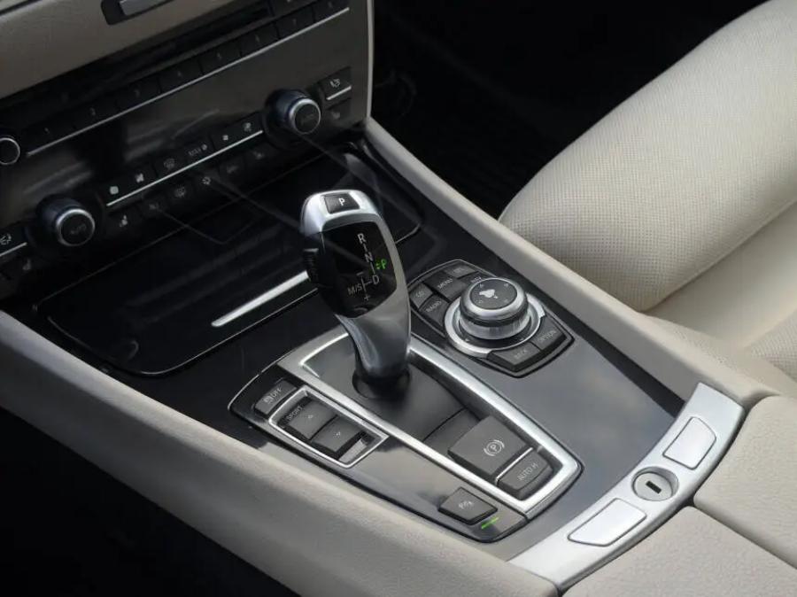 Melns BMW 535 2010 Rīga, ar dzinēja tilpumu 3.00 L un nobraukumu 345 tūkst. km par 7700 €, foto 28 vietnē AUTOMOTO.COM.LV