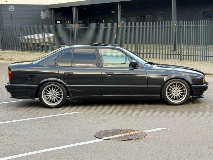 Melns BMW 535 1988 Jonava, ar dzinēja tilpumu 3.43 L un nobraukumu 281 tūkst. km par 8800 €, foto 12 vietnē AUTOMOTO.COM.LV