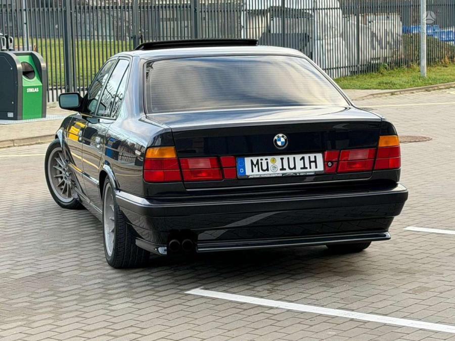 Melns BMW 535 1988 Jonava, ar dzinēja tilpumu 3.43 L un nobraukumu 281 tūkst. km par 8800 €, foto 14 vietnē AUTOMOTO.COM.LV