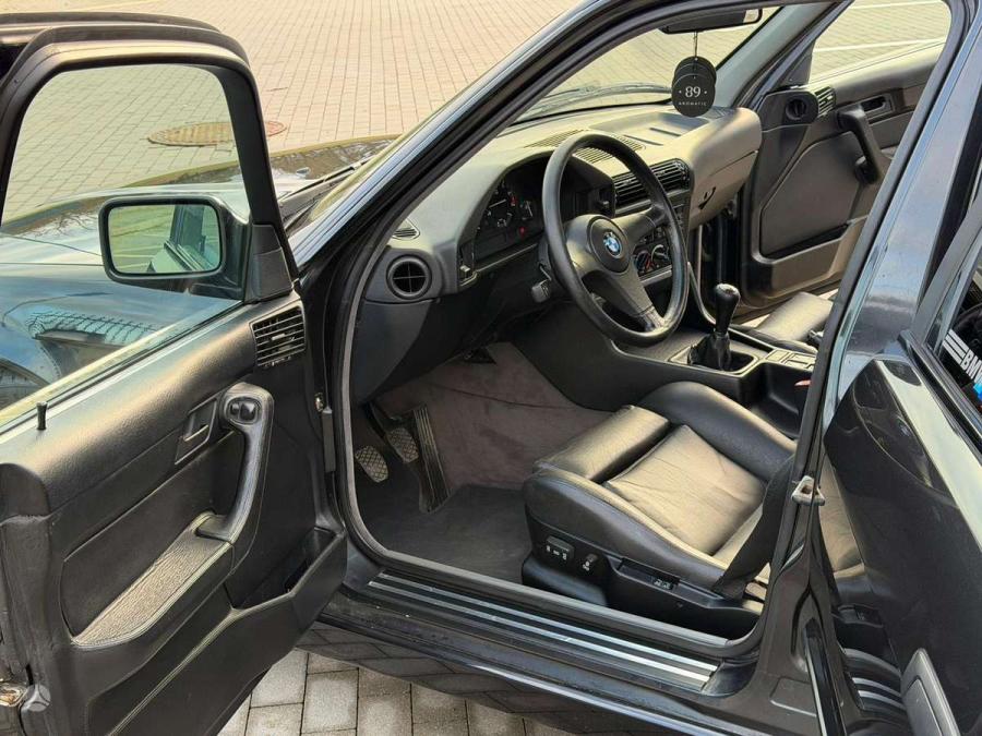Melns BMW 535 1988 Jonava, ar dzinēja tilpumu 3.43 L un nobraukumu 281 tūkst. km par 8800 €, foto 20 vietnē AUTOMOTO.COM.LV