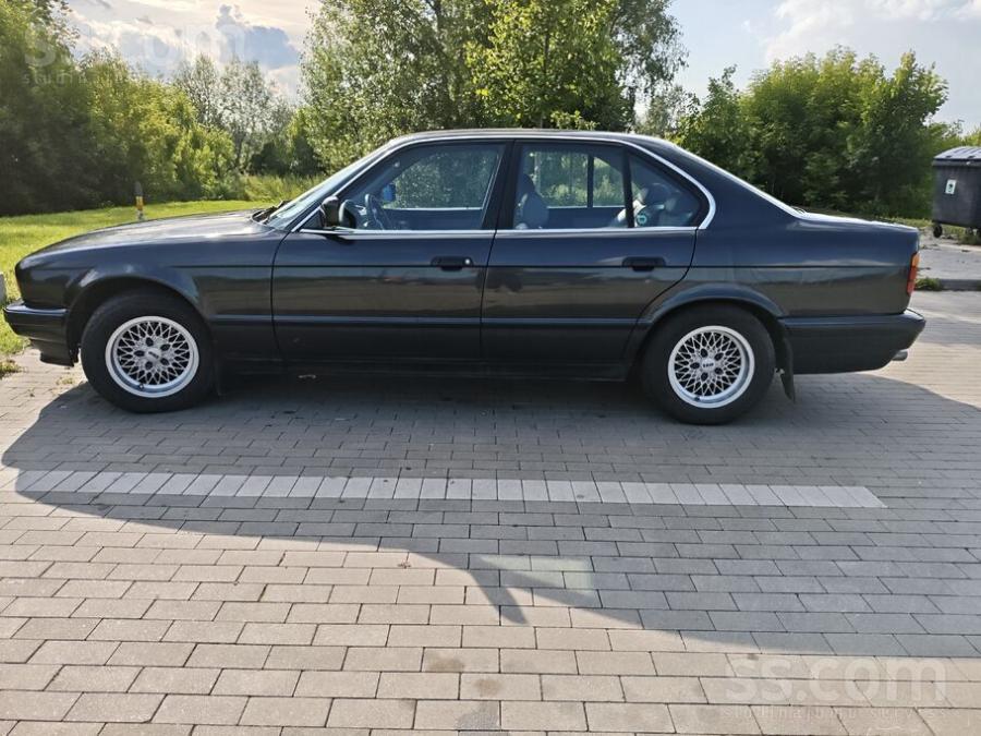 Black BMW 535 1988 in Daugavpils, with an engine capacity of 3.50 L and mileage of 300 thousand km for 8500 €, photo 1 on AUTOMOTO.COM.LV