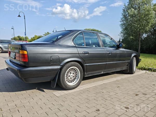 Black BMW 535 1988 in Daugavpils, with an engine capacity of 3.50 L and mileage of 300 thousand km for 8500 €, photo 3 on AUTOMOTO.COM.LV