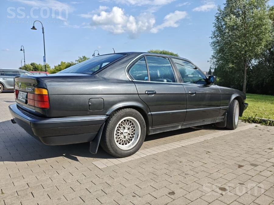 Black BMW 535 1988 in Daugavpils, with an engine capacity of 3.50 L and mileage of 300 thousand km for 8500 €, photo 4 on AUTOMOTO.COM.LV
