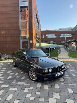 Melns BMW 535 1989 Liepāja, ar dzinēja tilpumu 3.43 L un nobraukumu 358 tūkst. km par 10490 €, foto  vietnē AUTOMOTO.COM.LV