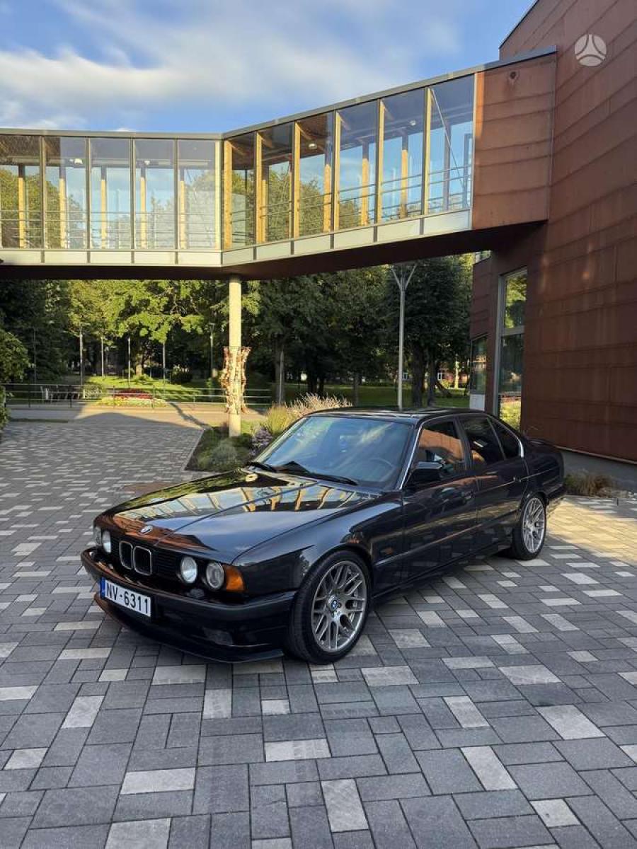Melns BMW 535 1989 Liepāja, ar dzinēja tilpumu 3.43 L un nobraukumu 358 tūkst. km par 10490 €, foto 3 vietnē AUTOMOTO.COM.LV