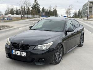 Melns BMW 535 2004 Viļņa, ar dzinēja tilpumu 3.00 L un nobraukumu 430 tūkst. km par 6200 €, foto  vietnē AUTOMOTO.COM.LV