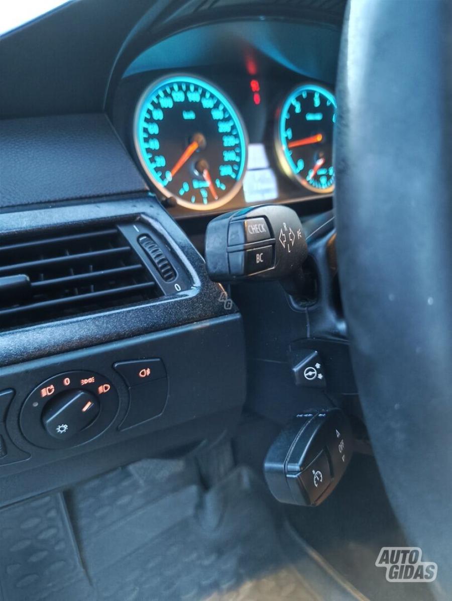 Melns BMW 535 2005 Kauņa, ar dzinēja tilpumu 3.00 L un nobraukumu 470 tūkst. km par 4100 €, foto 12 vietnē AUTOMOTO.COM.LV