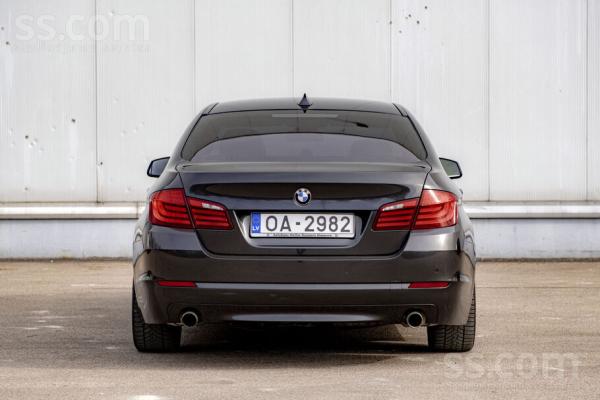 Black BMW 535 2011 in Jelgava, with an engine capacity of 3.00 L and mileage of 178 thousand km for 10900 €, photo 4 on AUTOMOTO.COM.LV