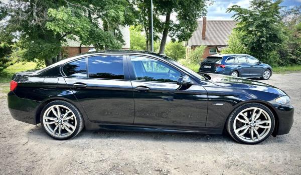 Black BMW 535 2011 in Riga, with an engine capacity of 3.00 L and mileage of 308 thousand km for 12900 €, photo 3 on AUTOMOTO.COM.LV