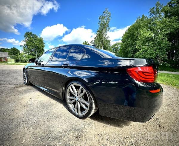 Black BMW 535 2011 in Riga, with an engine capacity of 3.00 L and mileage of 308 thousand km for 12900 €, photo 5 on AUTOMOTO.COM.LV