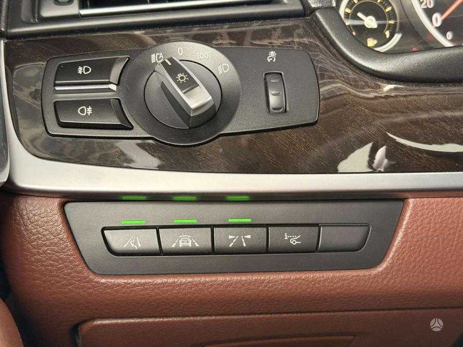 Black BMW 535 2014 in Vilnius, with an engine capacity of 2.99 L and mileage of 303 thousand km for 13600 €, photo 18 on AUTOMOTO.COM.LV