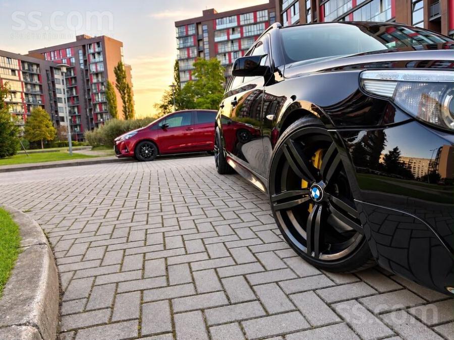 Black BMW 535 2005 in Riga, with an engine capacity of 3.00 L and mileage of 312 thousand km for 4490 €, photo 3 on AUTOMOTO.COM.LV
