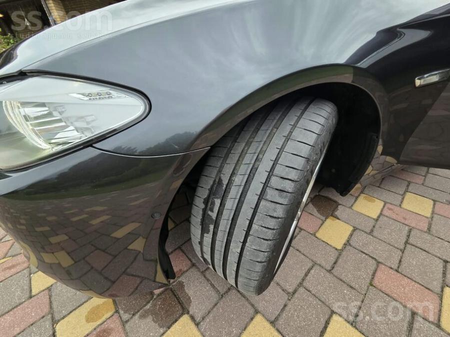 Black BMW 535 2012 in Riga, with an engine capacity of 3.00 L and mileage of 351 thousand km for 9200 €, photo 19 on AUTOMOTO.COM.LV