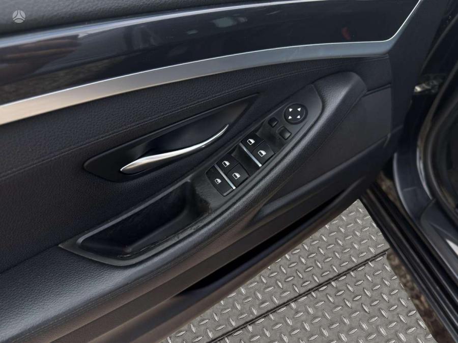 Black BMW 535 2013 in Kaunas, with an engine capacity of 3.00 L and mileage of 320 thousand km for 10499 €, photo 19 on AUTOMOTO.COM.LV