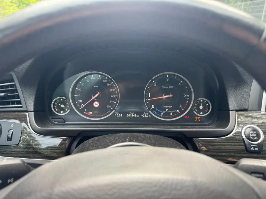 Black BMW 535 2015 in Riga, with an engine capacity of 3.00 L and mileage of 300 thousand km for 10500 €, photo 9 on AUTOMOTO.COM.LV