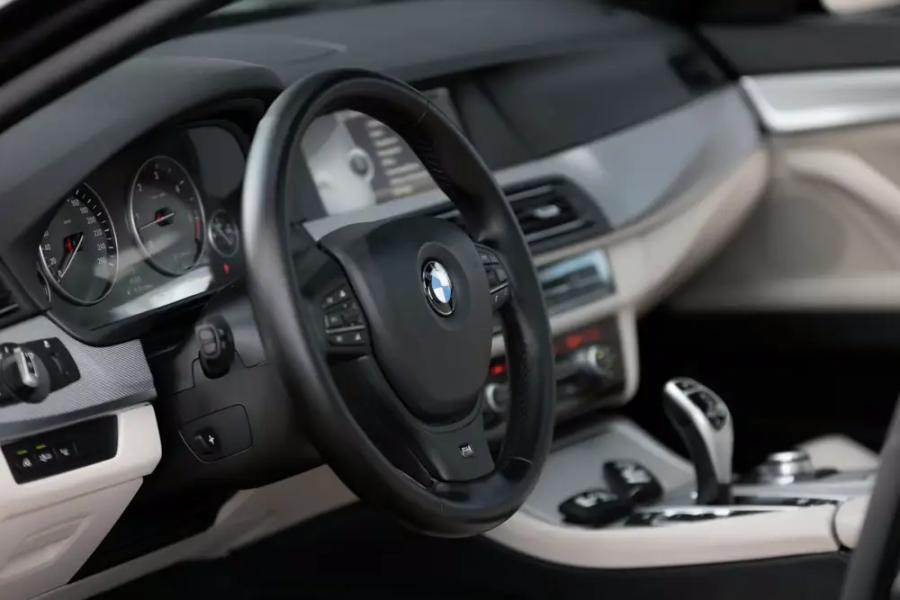Zils BMW 535 2011 Jelgava, ar dzinēja tilpumu 3.00 L un nobraukumu 323 tūkst. km par 10900 €, foto 14 vietnē AUTOMOTO.COM.LV