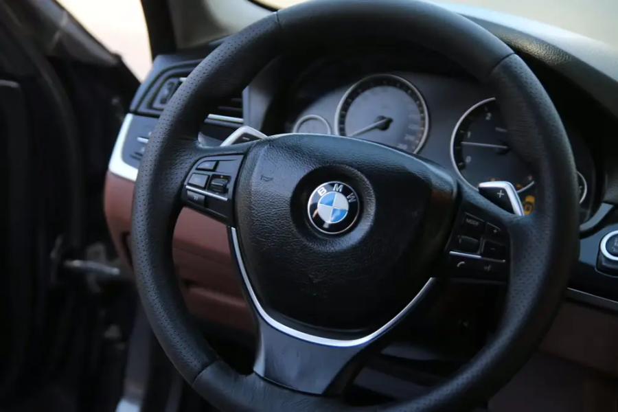 Blue BMW 535 2011 in Riga, with an engine capacity of 3.00 L and mileage of 421 thousand km for 7490 €, photo 13 on AUTOMOTO.COM.LV