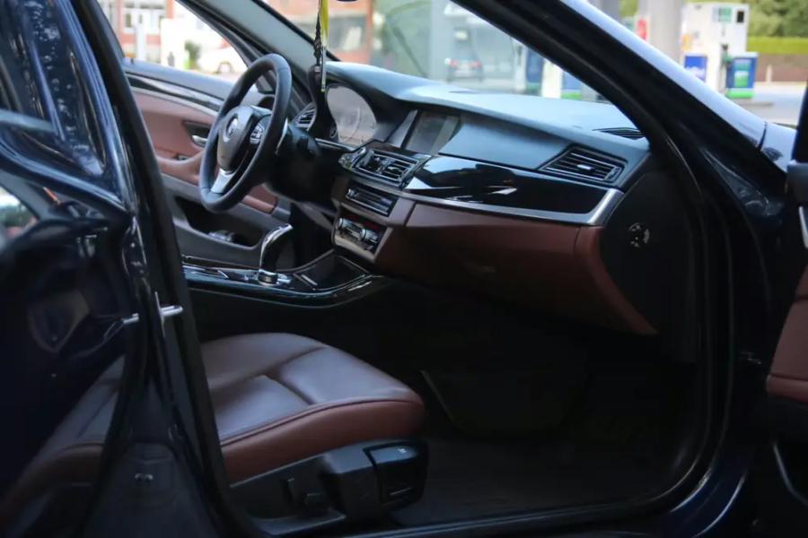 Blue BMW 535 2011 in Riga, with an engine capacity of 3.00 L and mileage of 421 thousand km for 7490 €, photo 16 on AUTOMOTO.COM.LV
