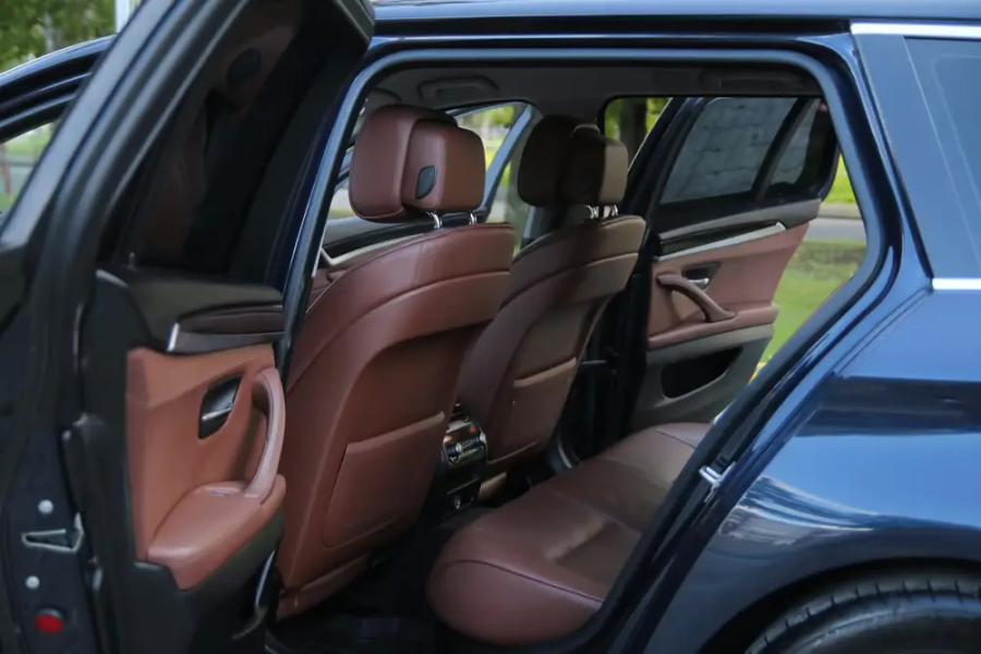 Blue BMW 535 2011 in Riga, with an engine capacity of 3.00 L and mileage of 421 thousand km for 7490 €, photo 17 on AUTOMOTO.COM.LV