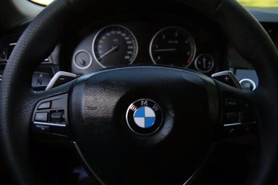 Blue BMW 535 2011 in Riga, with an engine capacity of 3.00 L and mileage of 421 thousand km for 7490 €, photo 28 on AUTOMOTO.COM.LV