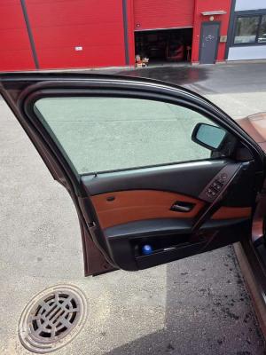 Brūns BMW 535 2005 Tallina, ar dzinēja tilpumu 3.00 L un nobraukumu 390 tūkst. km par 14000 €, foto 17 vietnē AUTOMOTO.COM.LV