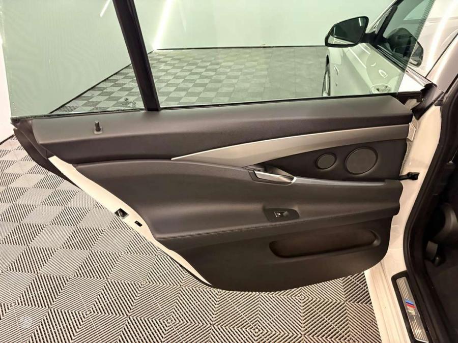 Balts BMW 535 Gran Turismo 2015 Marijampole, ar dzinēja tilpumu 2.99 L un nobraukumu 261 tūkst. km par 16450 €, foto 23 vietnē AUTOMOTO.COM.LV
